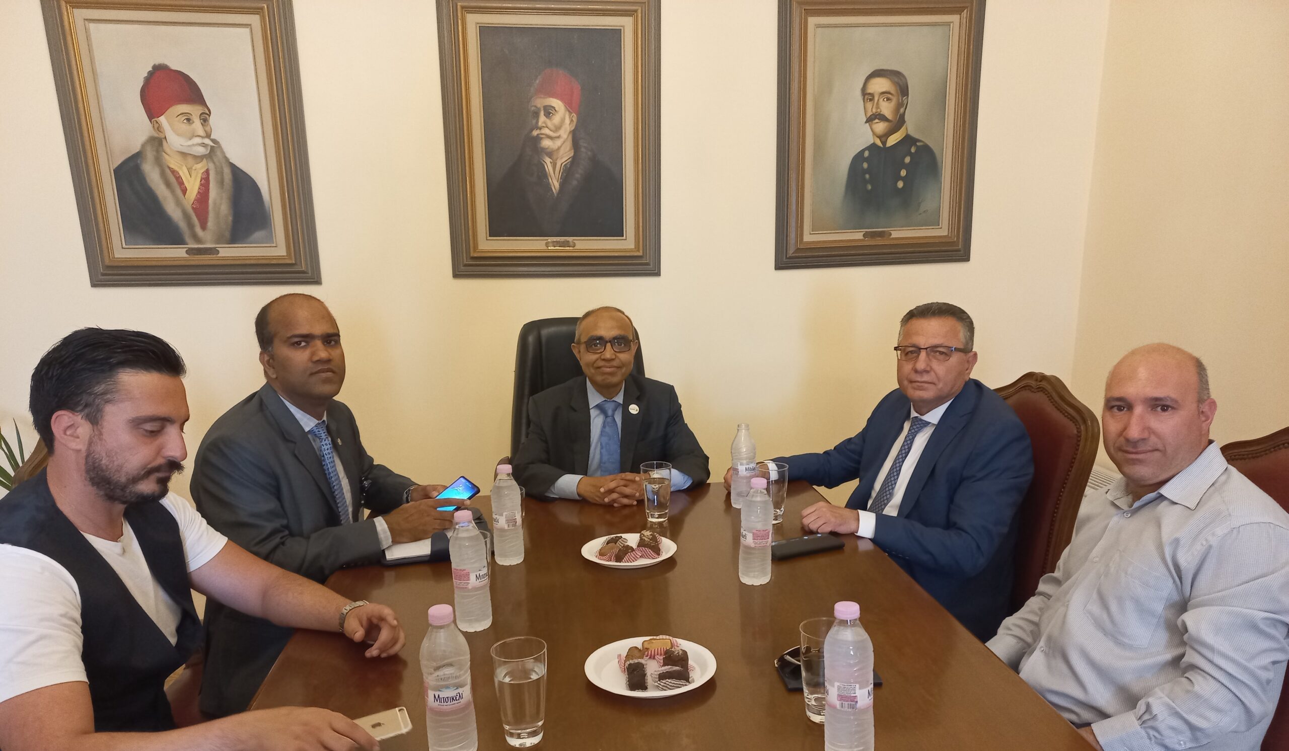 ΓΑΣΤΟΥΝΗ: ΣΥΝΑΝΤΗΣΗ ΜΑΡΙΝΟΥ ΜΕ ΠΡΕΣΒΗ ΜΠΑΓΚΛΑΝΤΕΣ - Υπάρχει λύση για τη ...